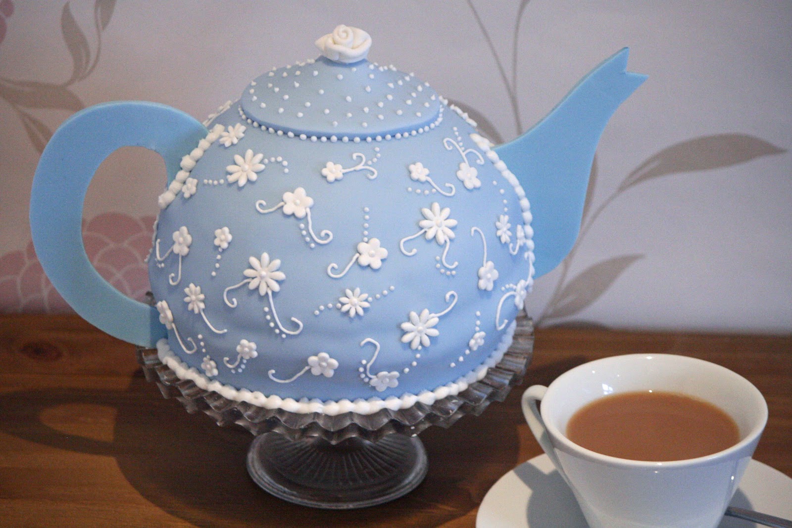lauralovescakes...: Alice's Teapot Cake