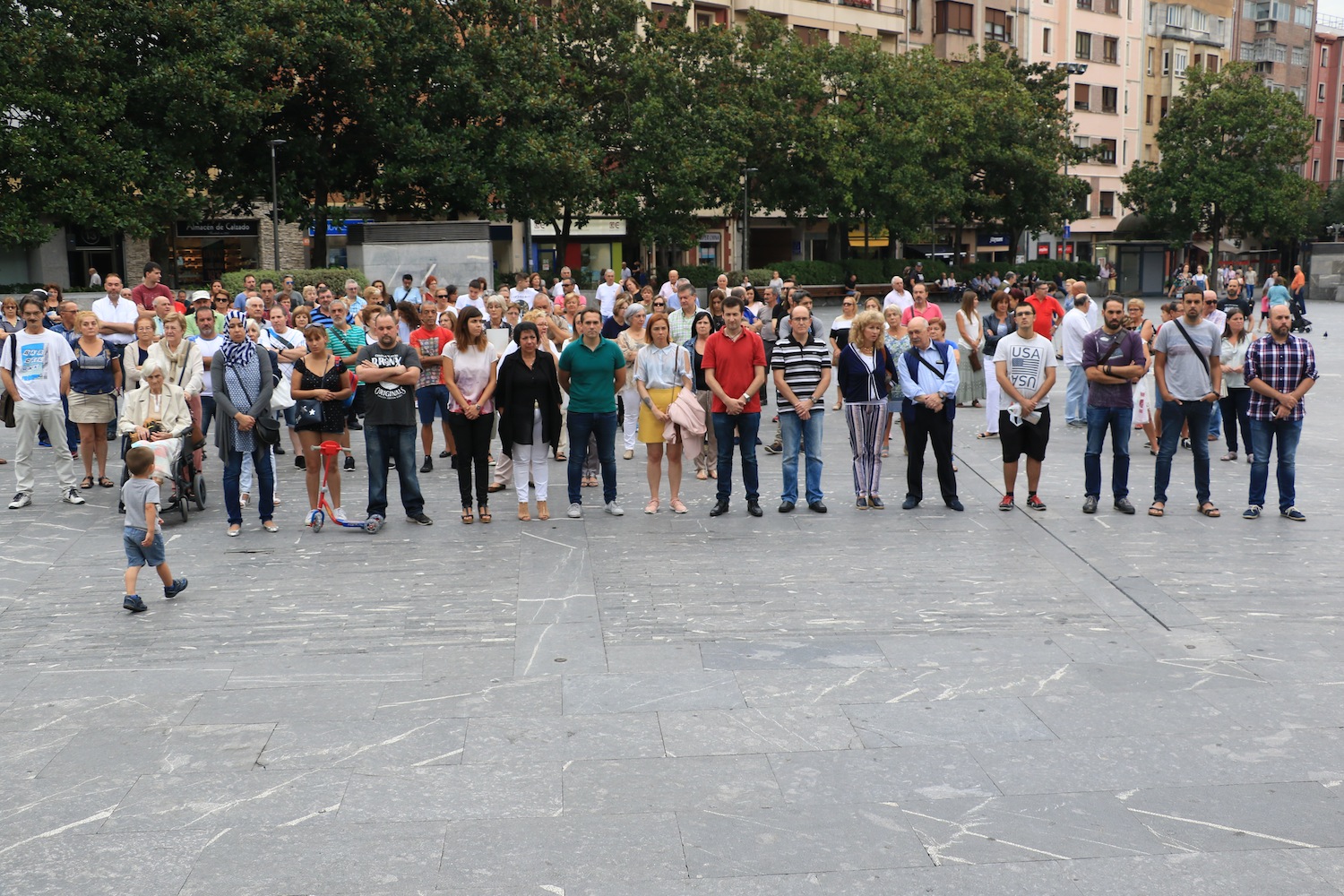 200 personas se concentra en repulsa a los atentados en Barcelona y ...