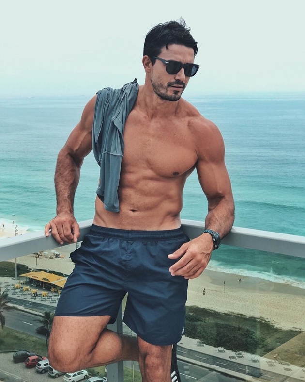 Jonas e Lucas Gil, da Mahamudra, de sunga exibindo os corpos sarados ...