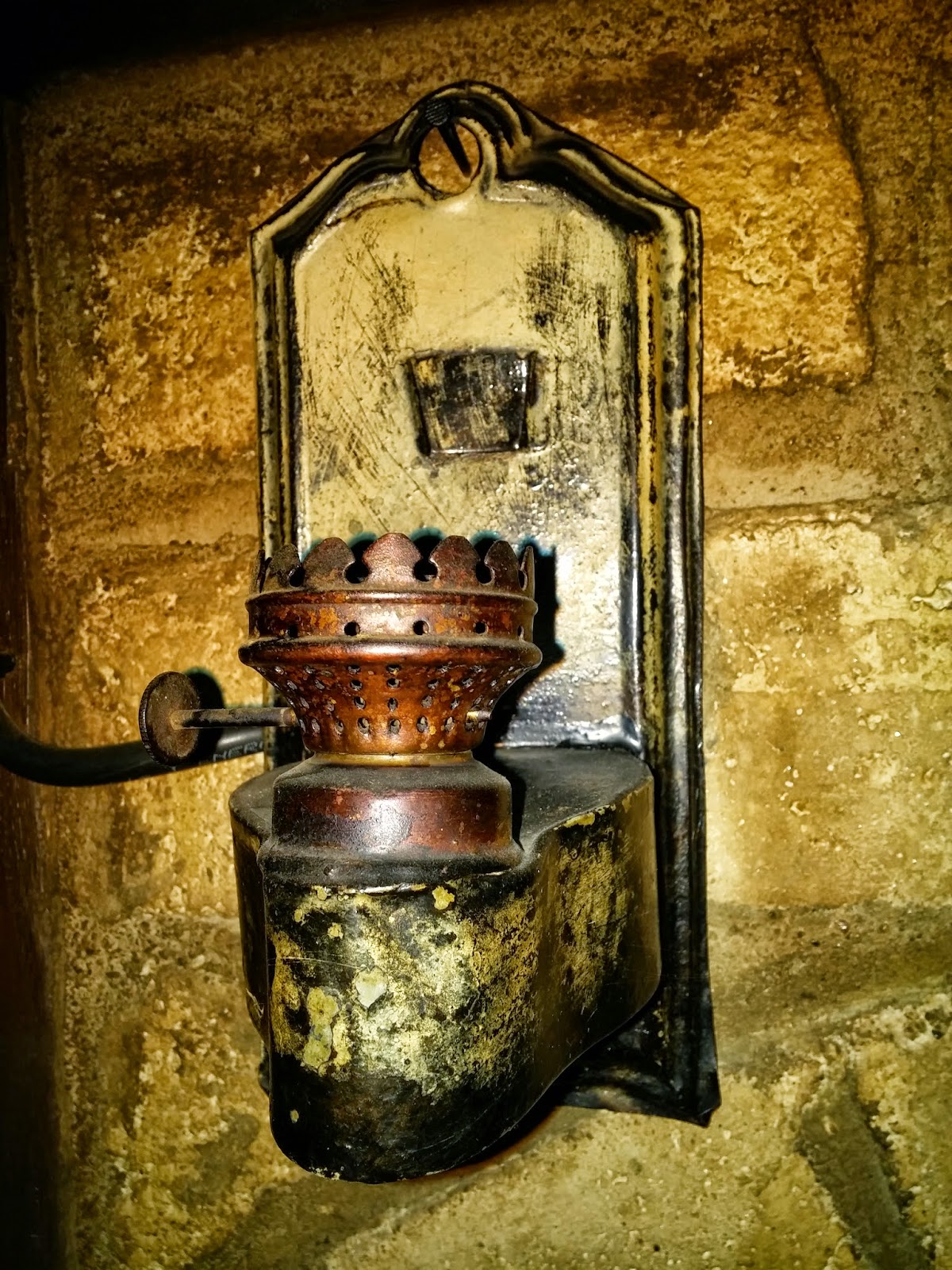 BAR LA CUEVA: Candiles Antiguos