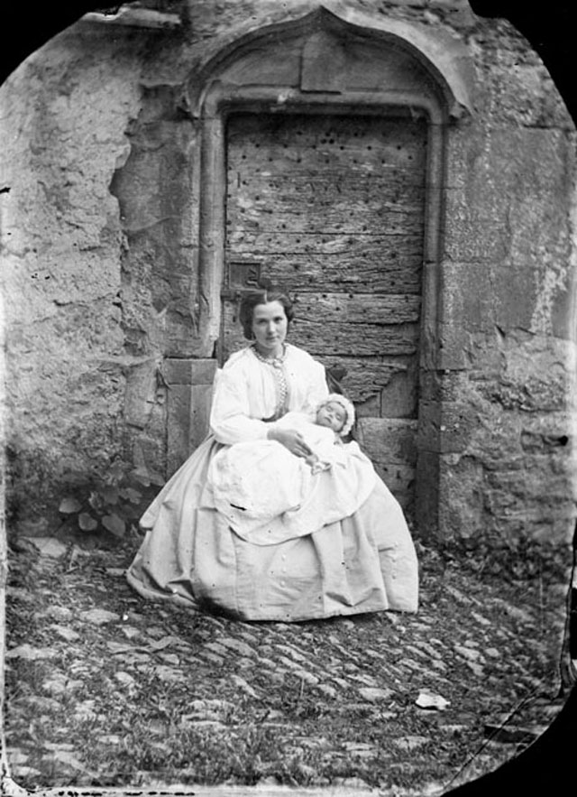 Victorian Motherhood: Lovely Vintage Photos of Mothers Posing With ...