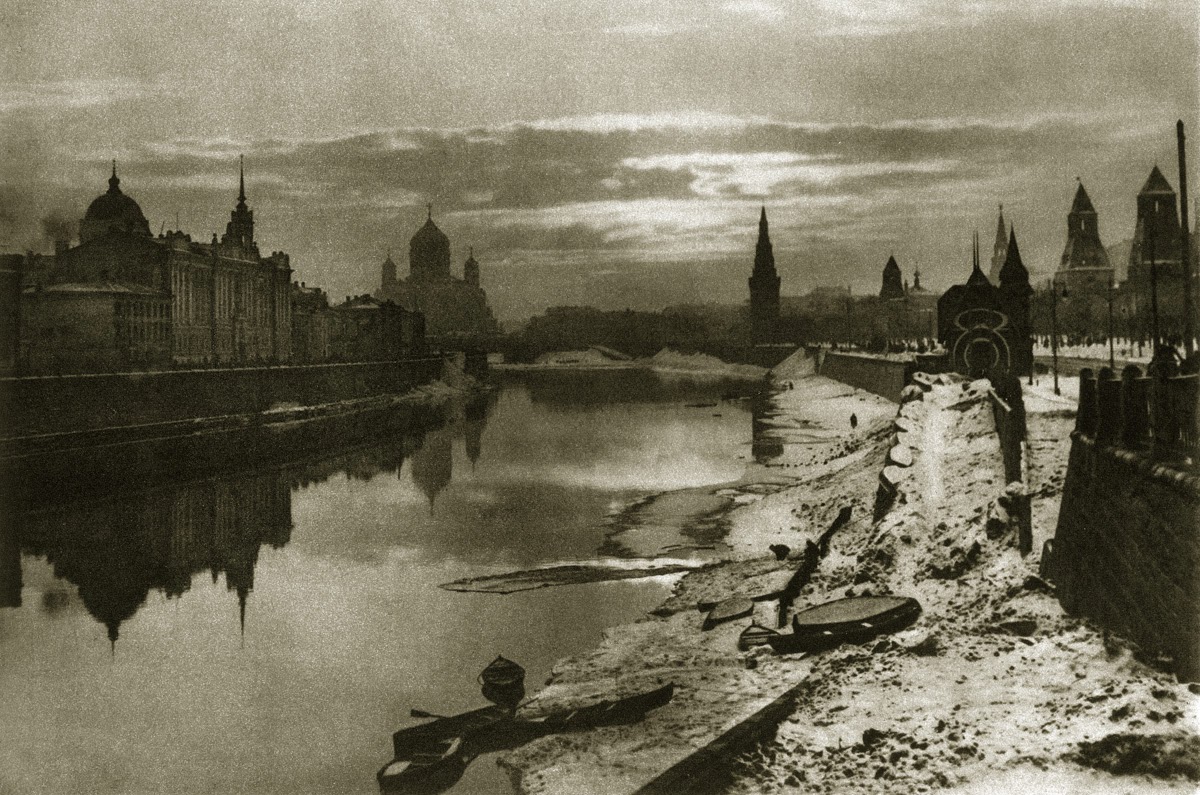 36 Fascinating Vintage Photographs Capture Street Scenes of Moscow in ...