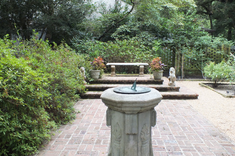 Gene's Garden: The Elizabethan Gardens