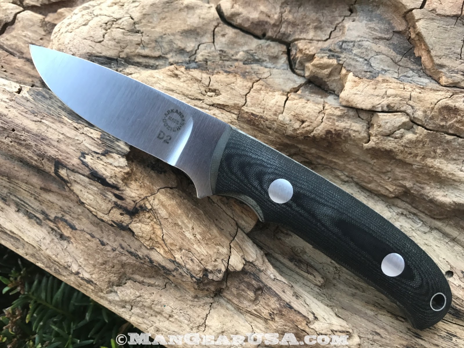Man Gear: Bob Dozier Knives Custom Small Game Skinner, Black Micarta