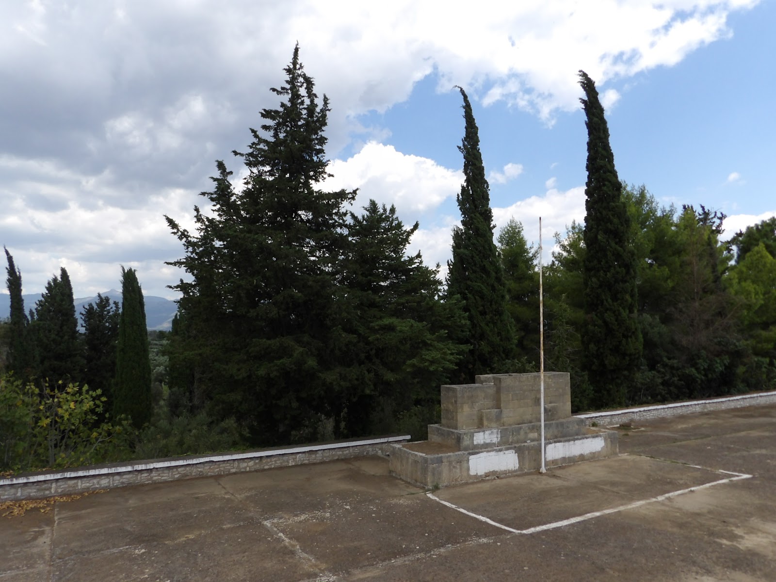 επι-δεξιος (ψάλτης): Photo essay: The well of Meligalas - Στην Πηγάδα ...