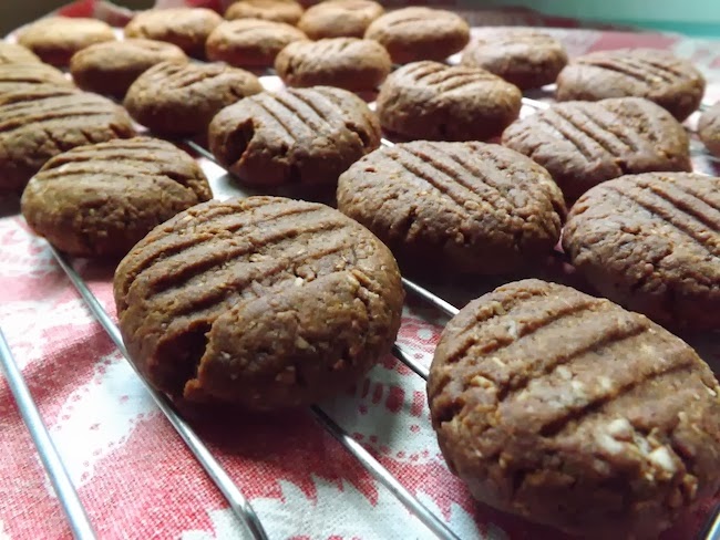 the wholefood mama: thursday recipe: chocolate coconut biscuits