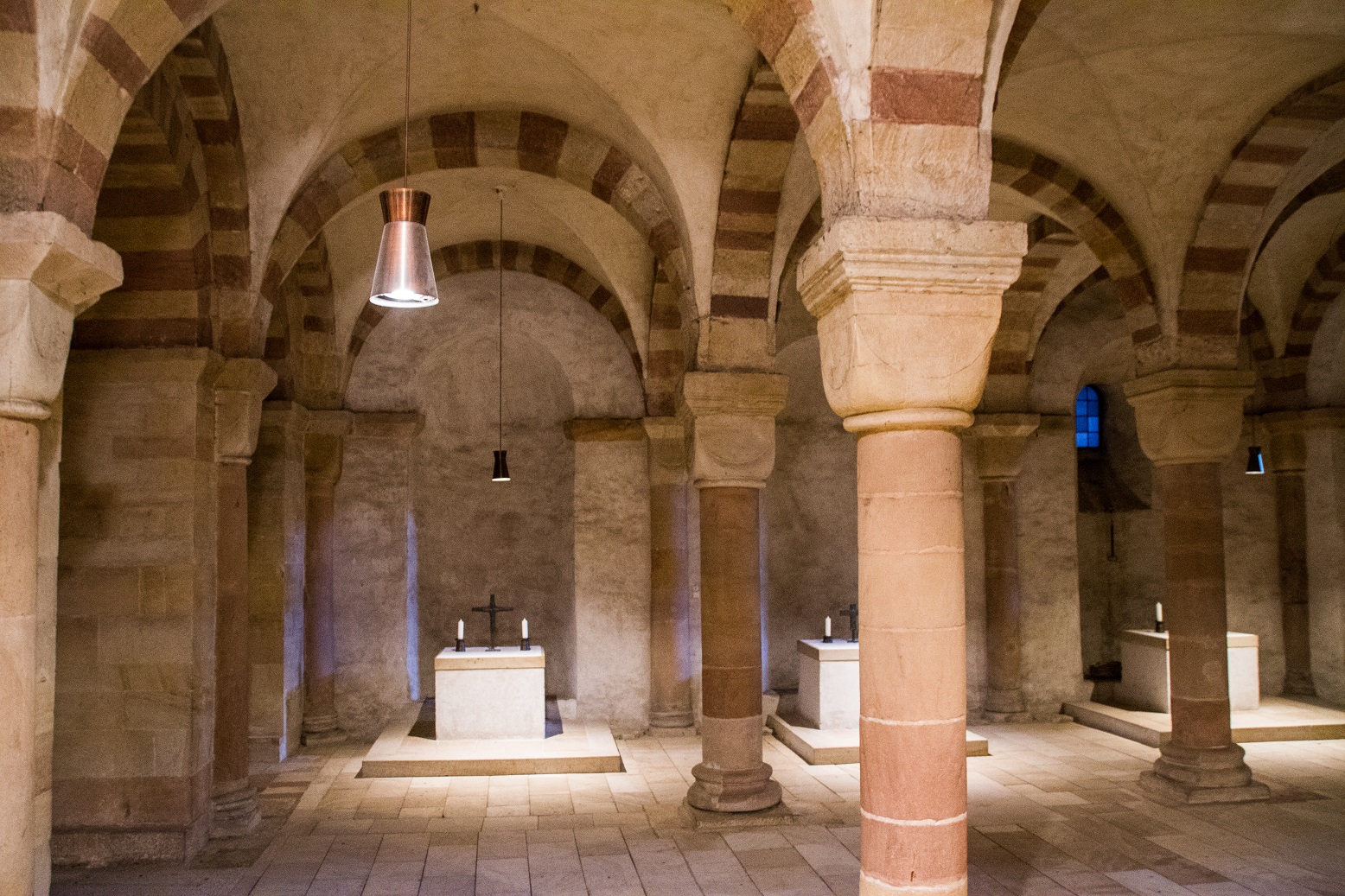 L'art roman ; passionnément: Une des plus vaste crypte d'occident.