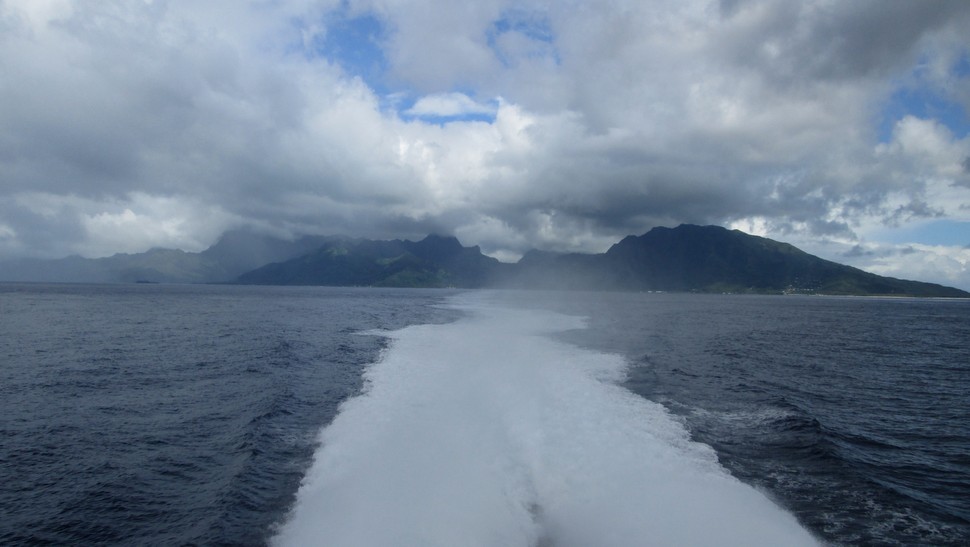 Traversée Moorea - Papeete avec le Terevau par temps gris