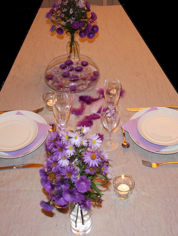 Je décore ma table: table mauve improvisée....