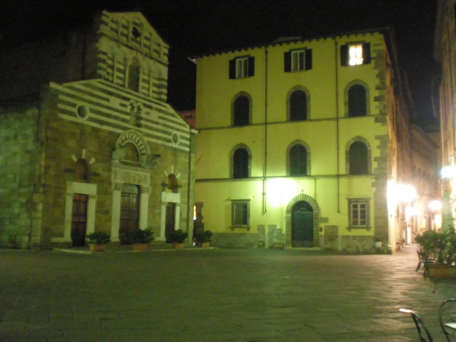 Un sardo in giro: Lucca di notte