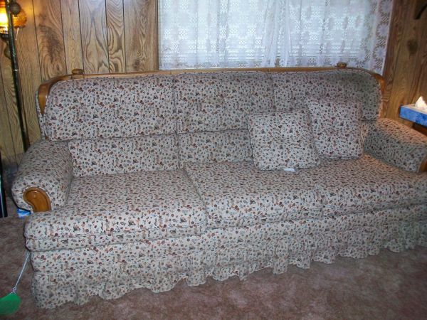 Serially Singular: Ugly couches abound!