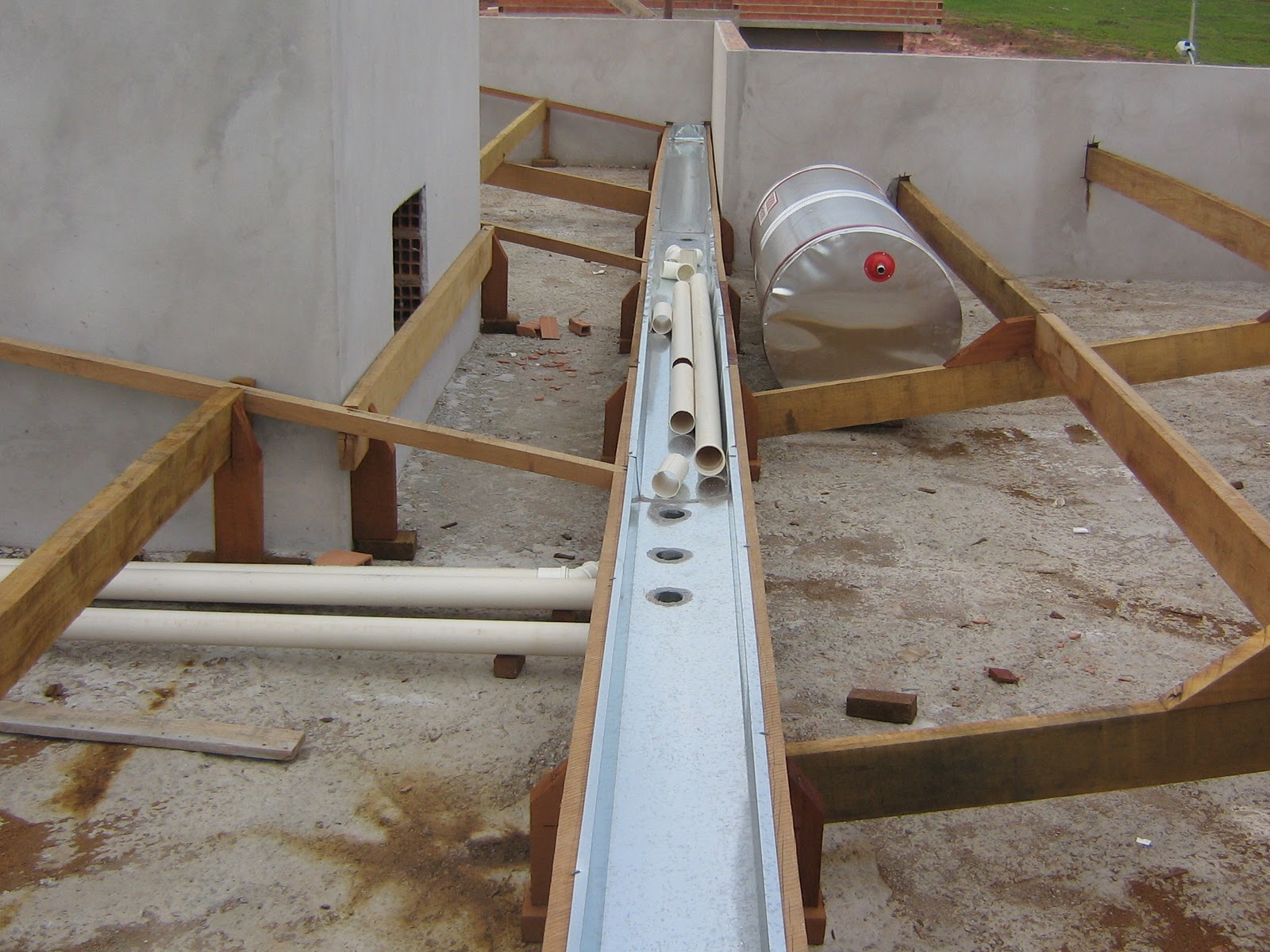 Casa do Renato e da Gi: Calhas Instaladas