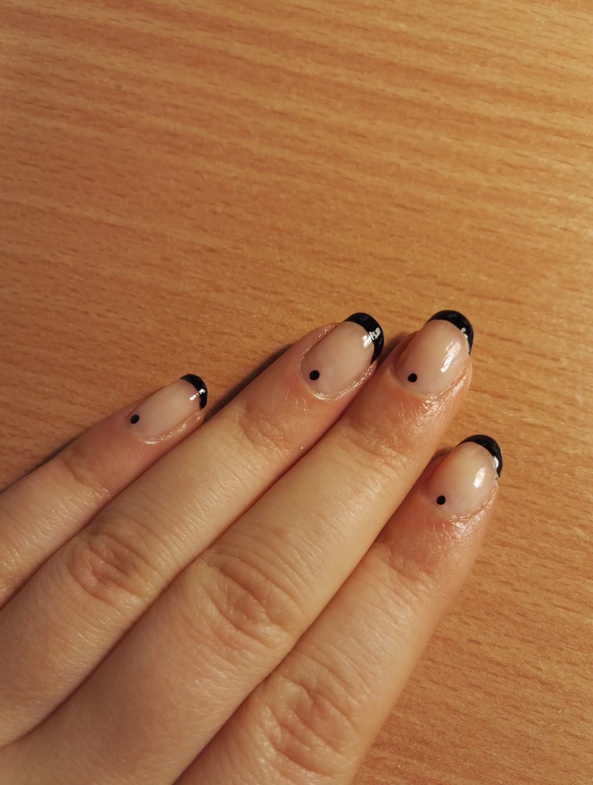 Ranskalainen manikyyri -mustalla kärjellä