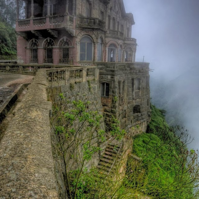 I Have Seen The Whole Of The Internet: El Hotel del Salto - Colombia