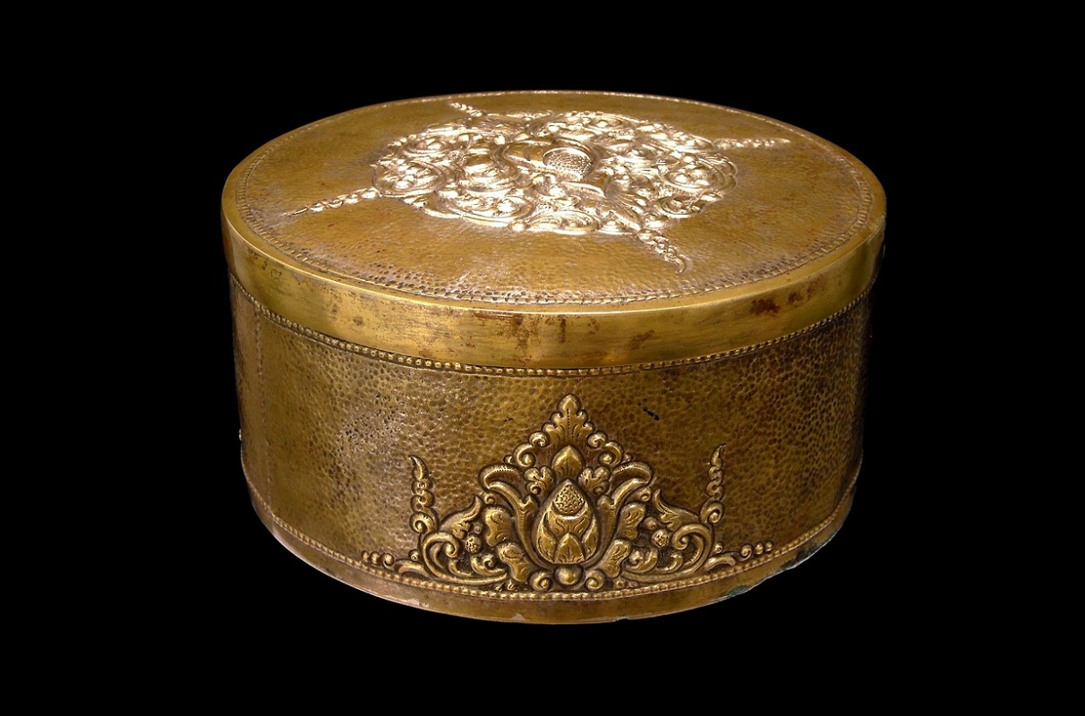 PATINA ANTIK: JAVANESE JEWELRY BOX