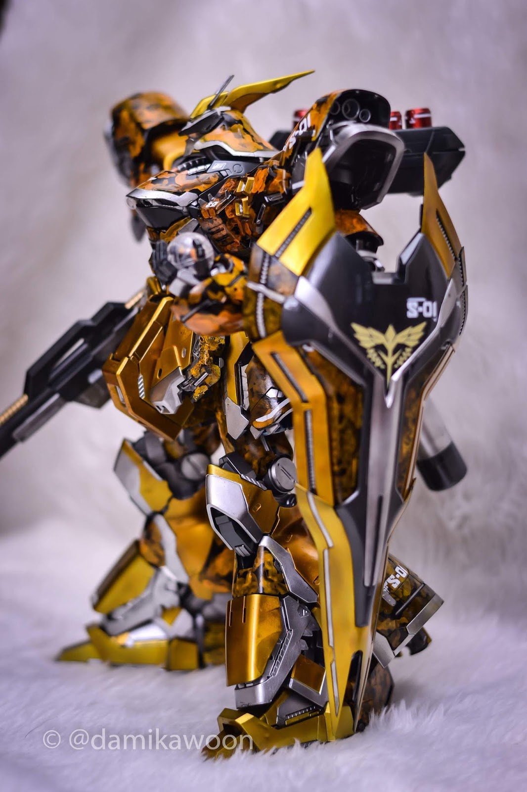 Painted Build: MG 1/100 MSN-04 Sazabi Ver. Ka [Gold Marble Top Theme]