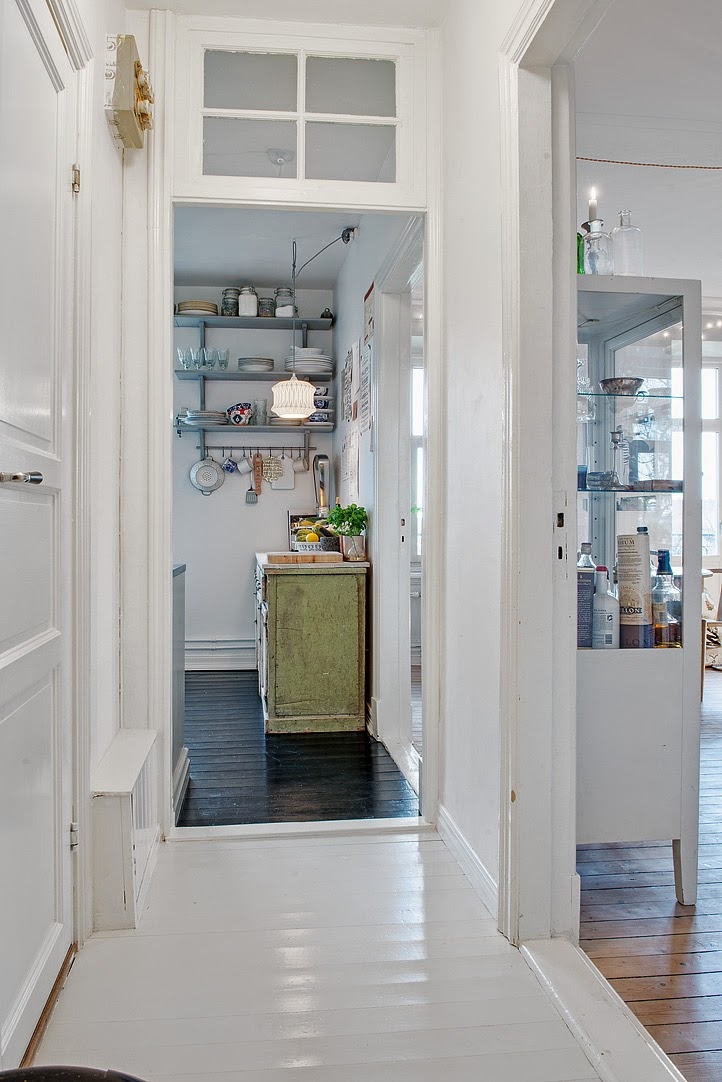 Keltainen talo rannalla: Koti Ruotsissa