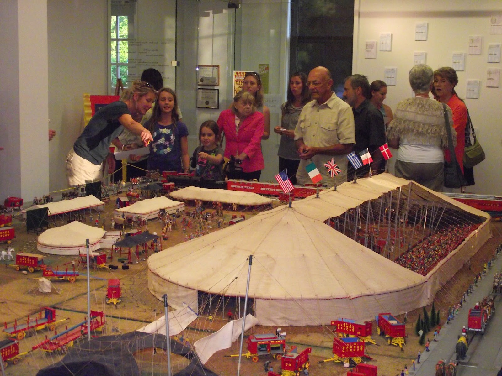 Saug-Doug-All-Lake-Glenn-Ges: Miniature circus model brings big smiles