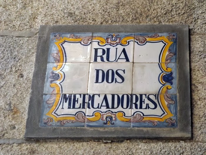 Os azulejos também estão... nas placas de ruas!