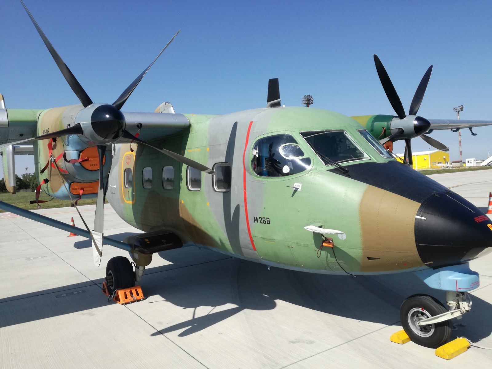 DESCOPERA AEROPORTUL KOGALNICEANU: Armata poloneza - PZL M28 Skytruck