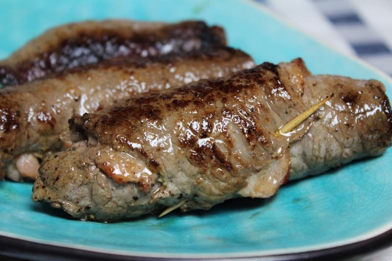 Två små kök: Oxrullader med bacon, senap och minigurkor (cornichoner)