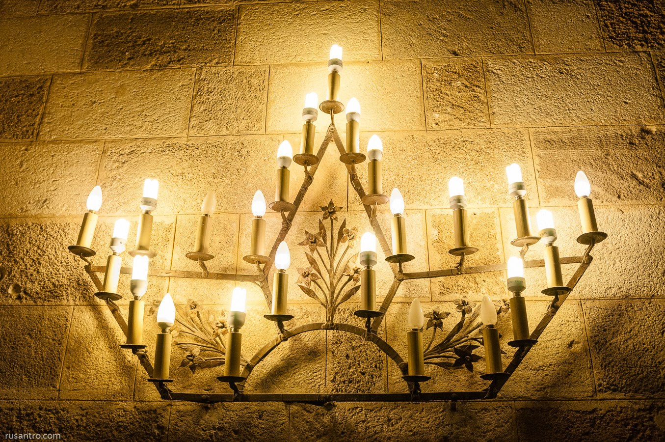 Rodas salas noslēpumu meklējumos