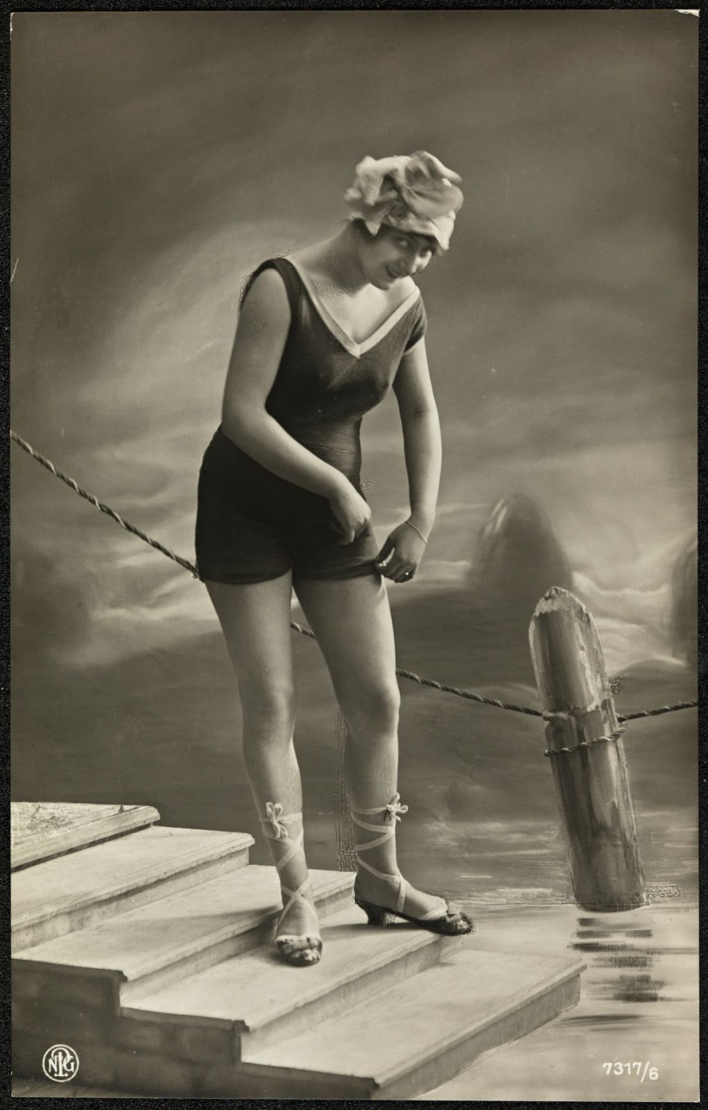 Interesting Vintage Studio Photos That Show Women's Swimsuit Fashion in ...