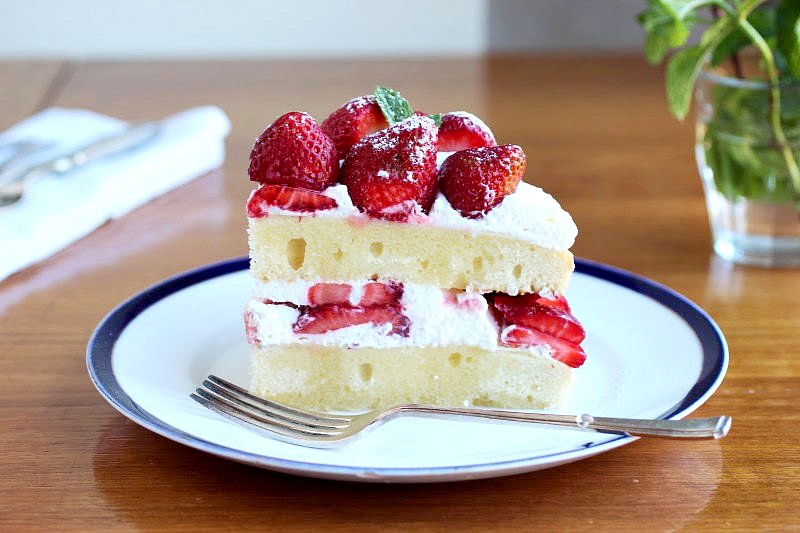 THE PALATE POST: Strawberry Cake with Cream -- Italian style