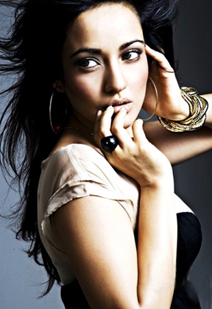 Crook Actress Neha Sharma | Hair and Beauty