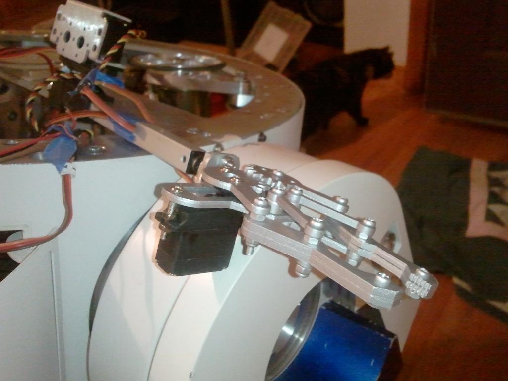 Paul's R2-D2 Project: More gripper arm work