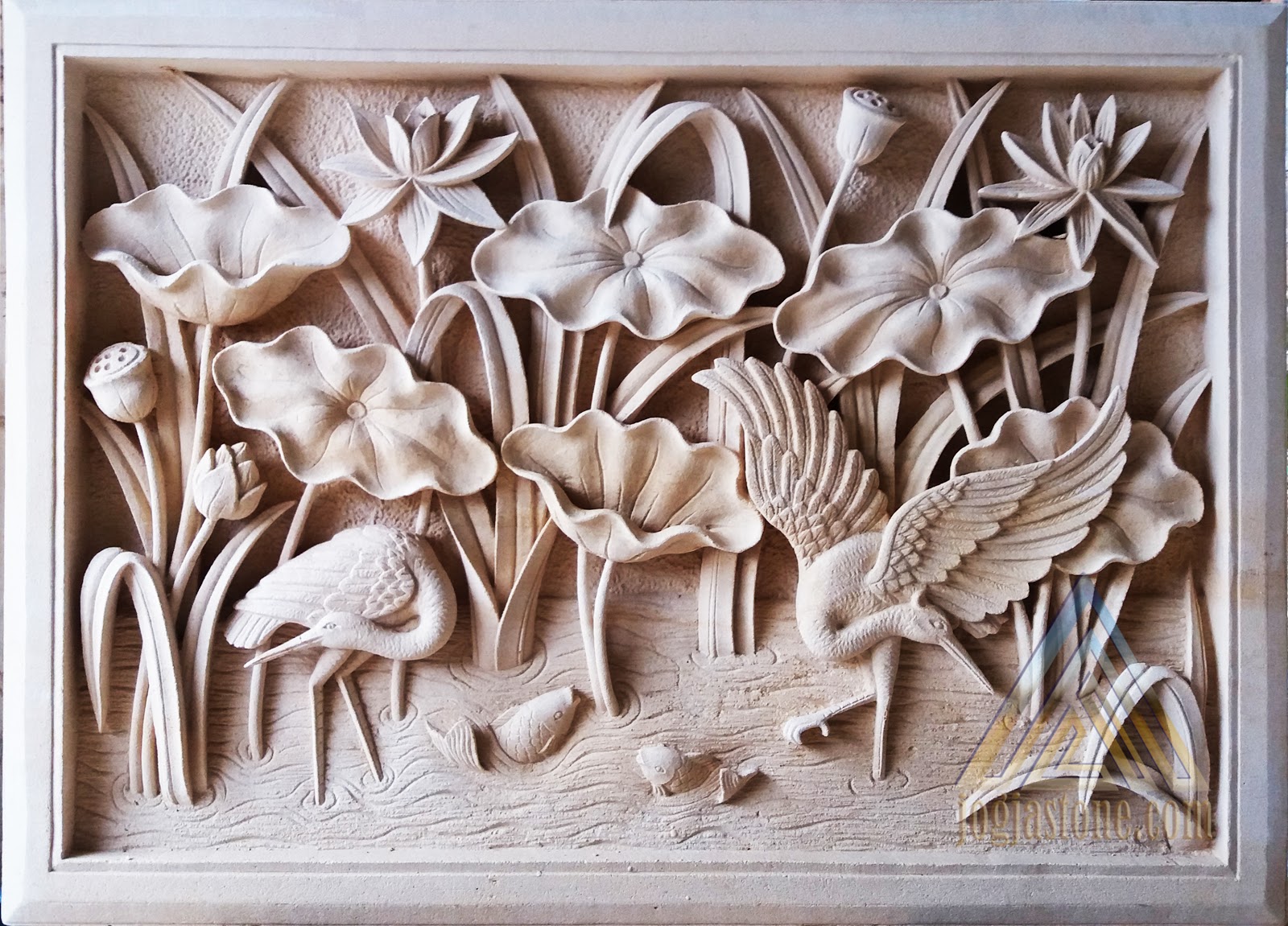relief bunga lotus dan burung bangau