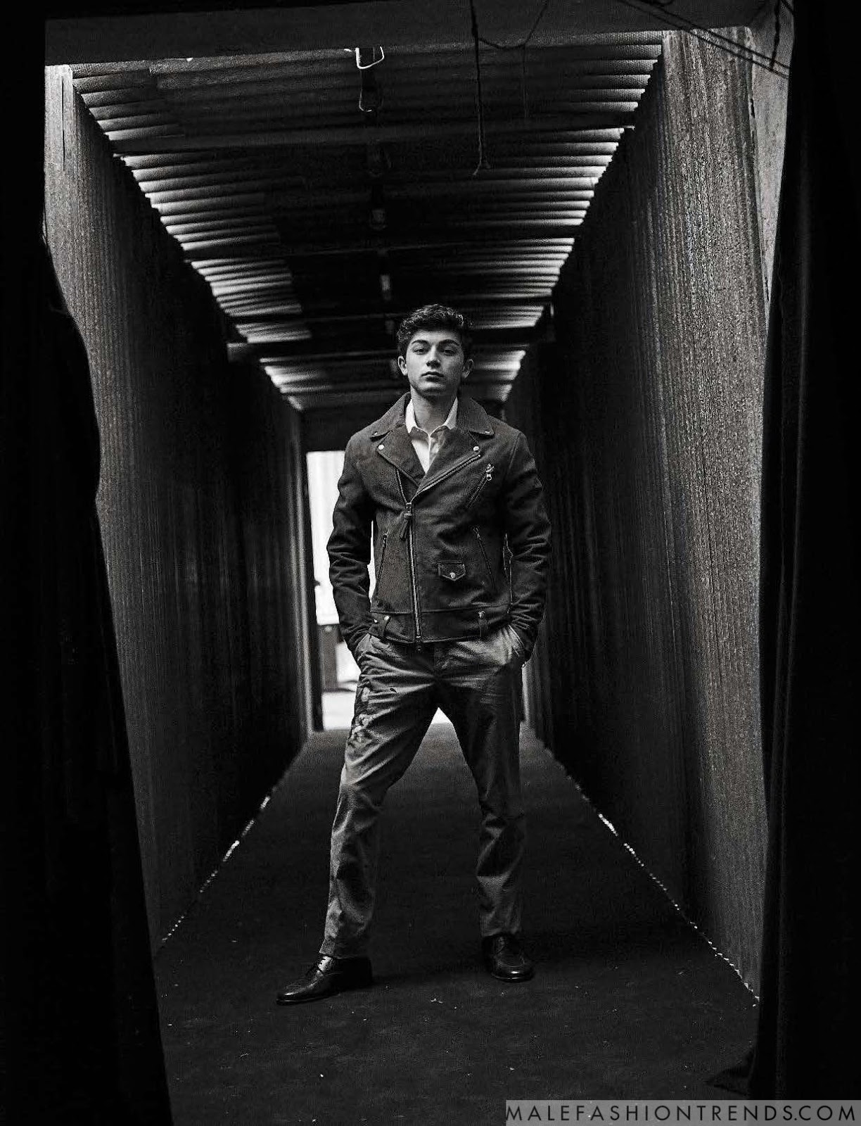 Federico Russo para L'Uomo Vogue por Lorenzo Bringheli