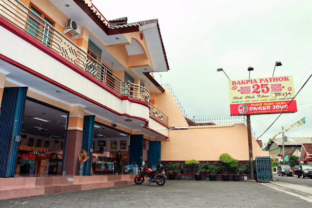 Bakpia Pathok 25 Legenda Oleh-oleh Khas Kota Jogja - Harmoni Transport