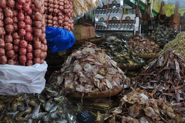 the closet travel blogger: Cebu Taboan Market: Danggit Central