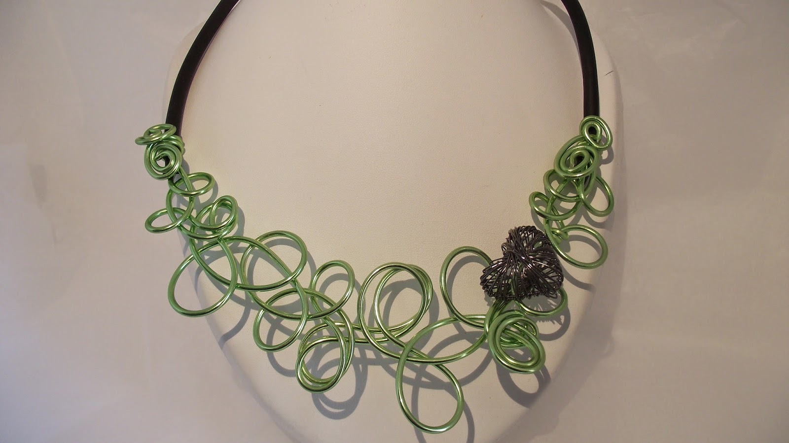 Collier vert avec coeur en fil
