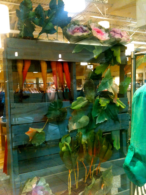 THE FRENCH HUTCH: GARDEN WINDOW DISPLAYS