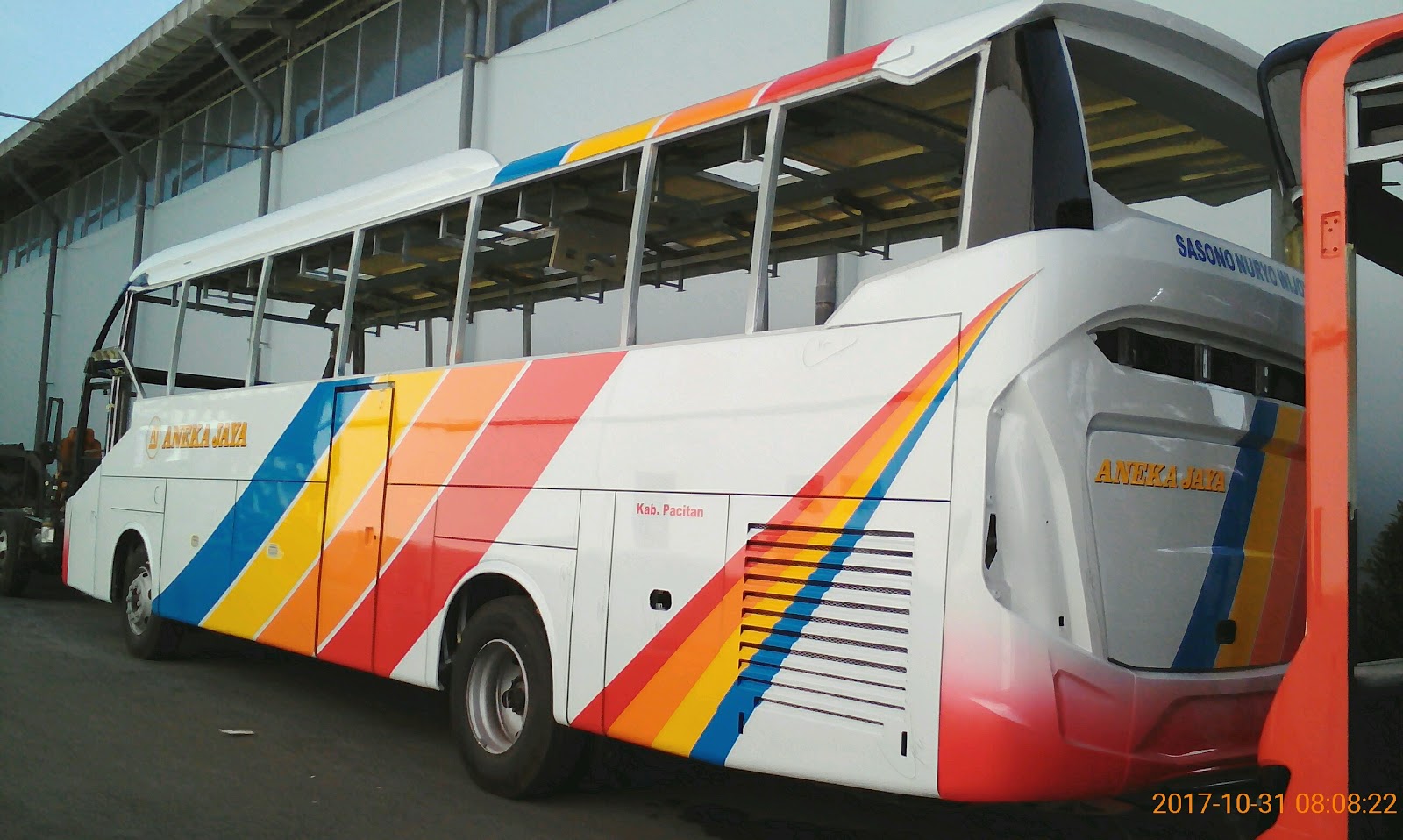 Melihat Bus Baru Di Karoseri Laksana