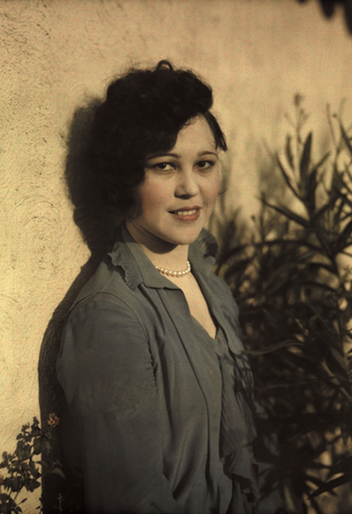 24 Stunning Color Photographs That Capture Beautiful Women's Fashion ...