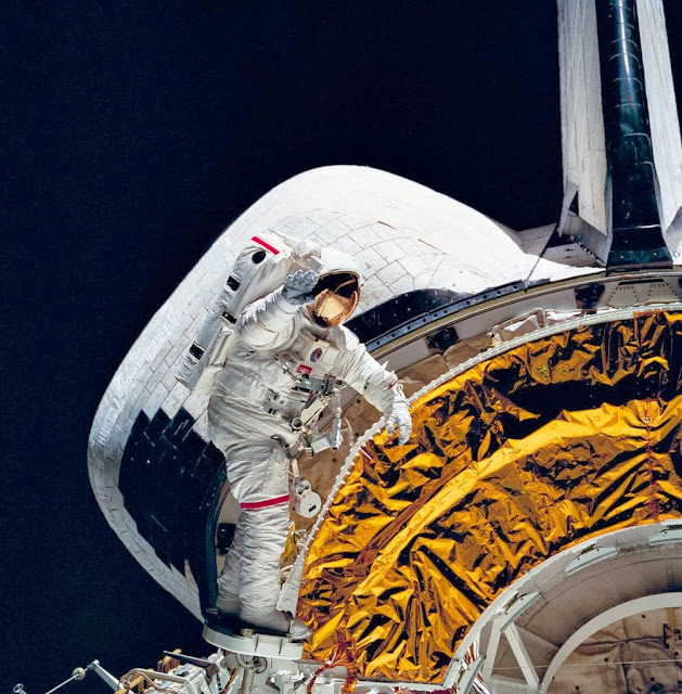 25 Amazing Photographs That Capture Astronauts Make Walking in Space ...