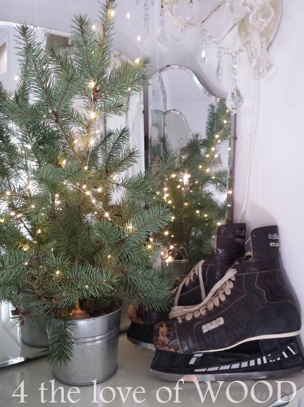 4 the love of wood: CHRISTMAS DECORATING 2017 - tree on wheels