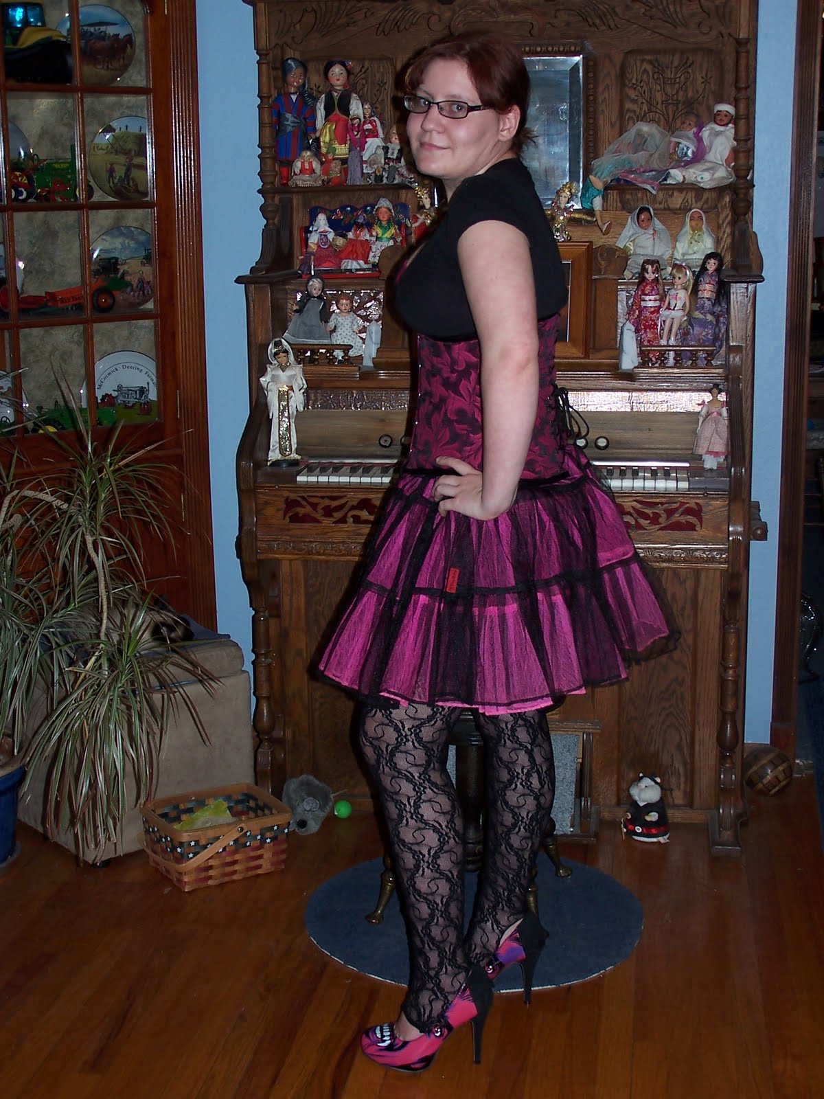 Geeky Goth Girl: Pretty(ish) In Pink