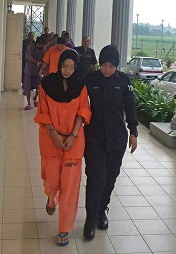 Gambar Terkini Suspek Dera, Ibu Tiri Yaya Dalam Lokap Jadi Viral