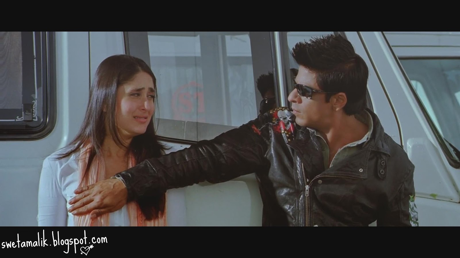 Sweta Malik's Dirty Picture®: Kareena Kapoor Boob Press by Shahrukh Khan in movie Ra-One