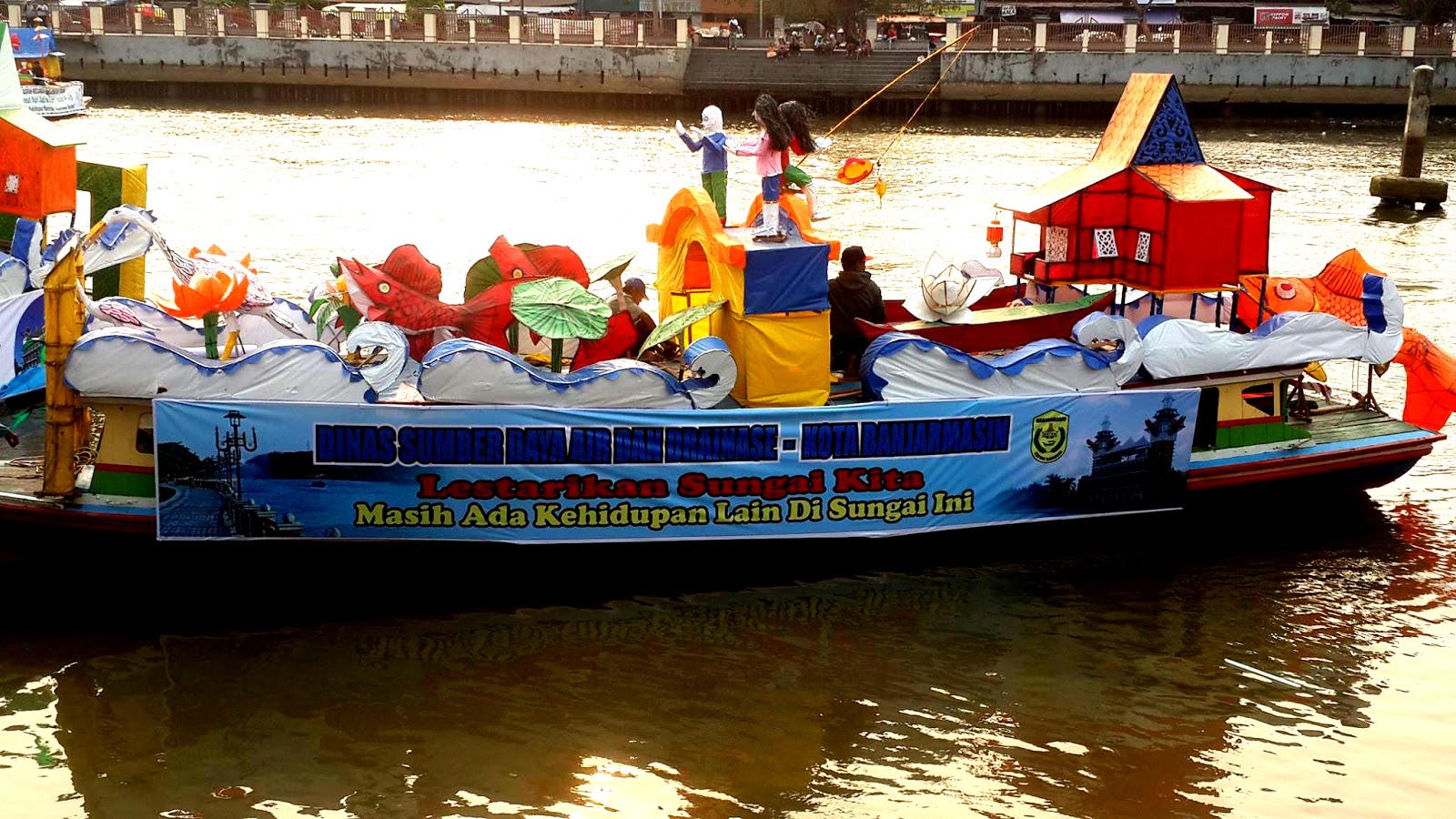 KUMPULAN GAMBAR DAN FOTO-FOTO JUKUNG PERAHU HIAS FESTIVAL KEMILAU ...