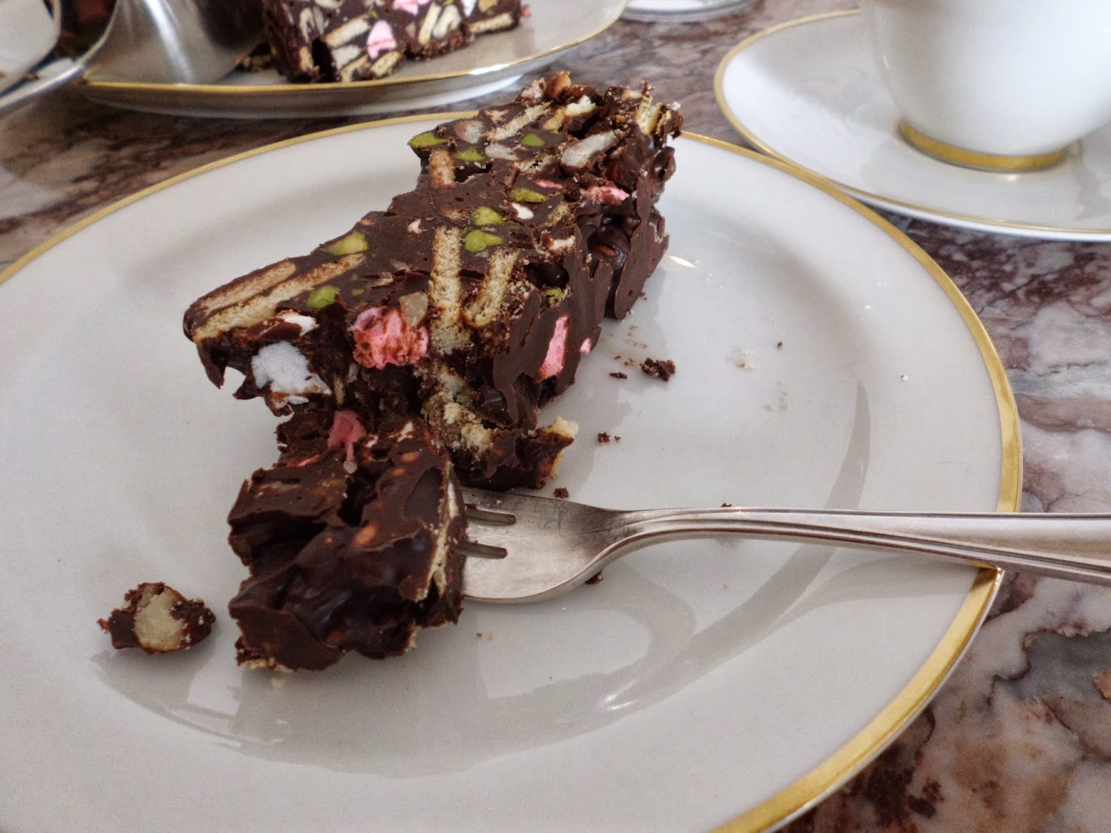 Juta Backt: Kekstorte mit Marshmallows und Pistazien