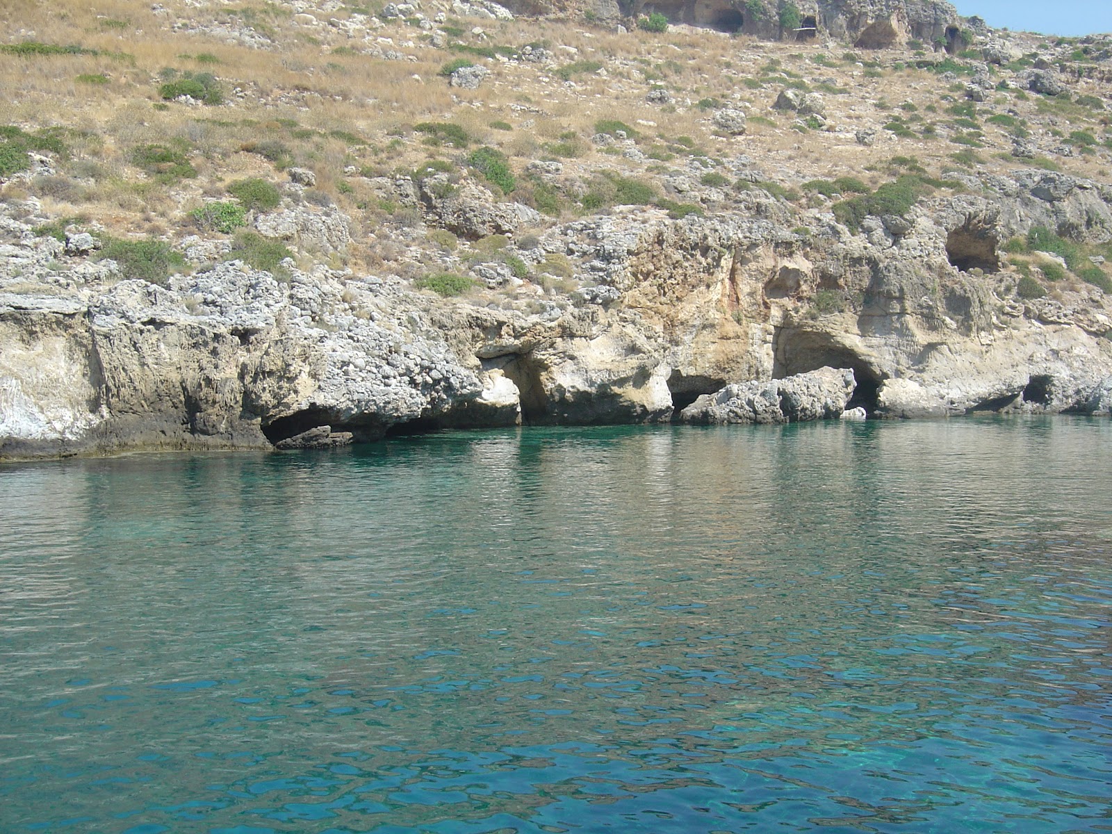 ELIKA-MARATHIAS: H θαλασσια σπηλια του ''ΤΖΙΜΗ'' στον Κουλεντιανο πυργο