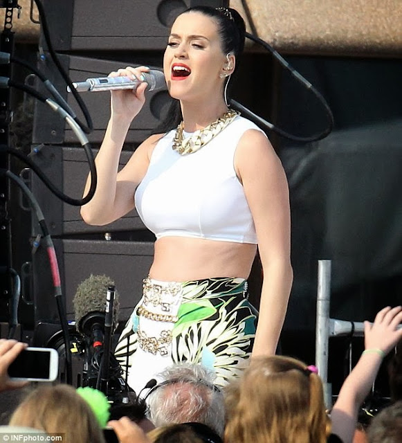 Katy Perry jumps rope on stage while flashing toned midriff in a crop ...