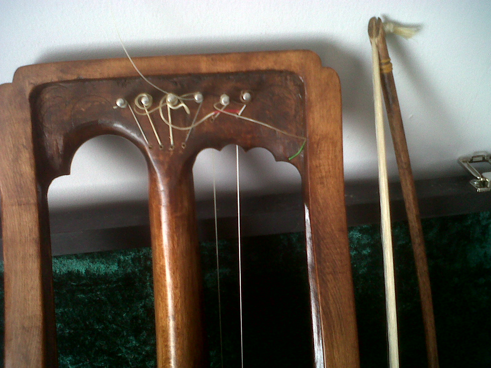 Michael J King, Luthier: Welsh Crwth Varnished and strung