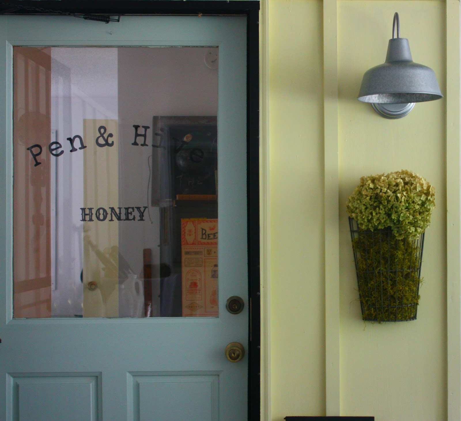 Pen & Hive: How to do Hand Lettering on Glass and Cottage Entrance Reveal
