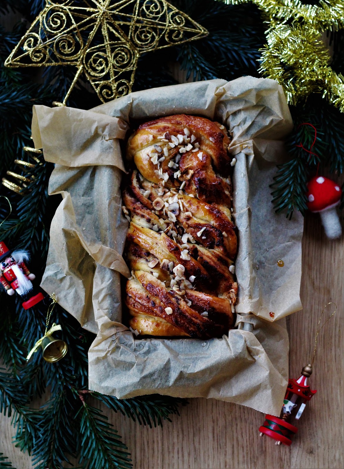 Jule-babka med marcipan, chokolade og hasselnødder